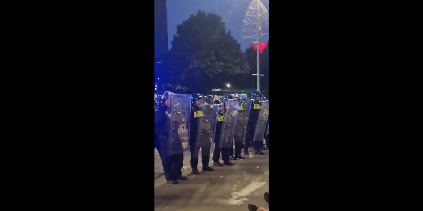 Thousands of riot police on standby as UK fears more riots - Insider Paper