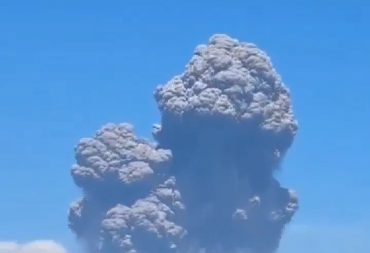 Indonesia Volcano Eruption: Latest Updates & Alert Level Rise - World ...